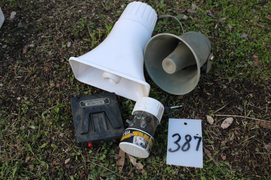 Lot 387 - Electronic predator caller and 2 x speakers | AuctionsPlus