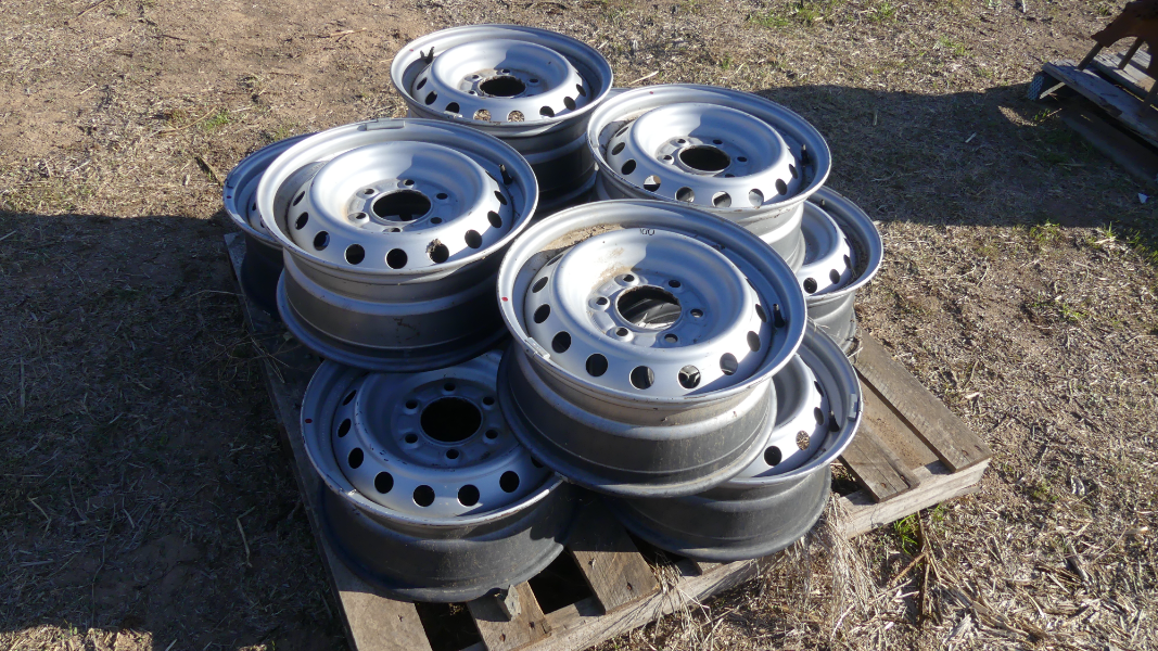 Lot 100 - Rims, 6 stud, unused | AuctionsPlus