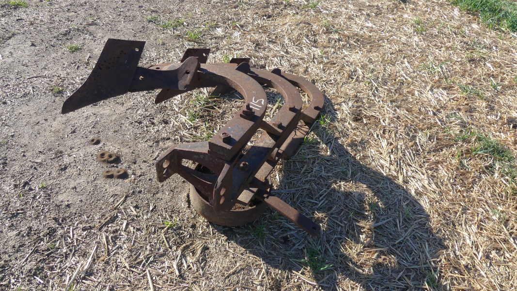 Lot 115 - Antique 3 tyne ripper | AuctionsPlus