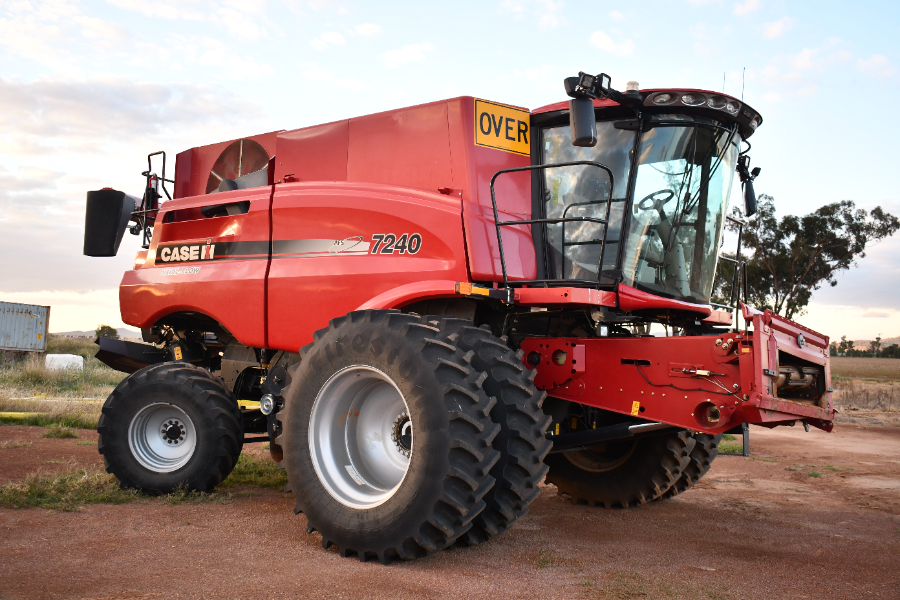 Lot 21 - Case IH 7240 header | AuctionsPlus