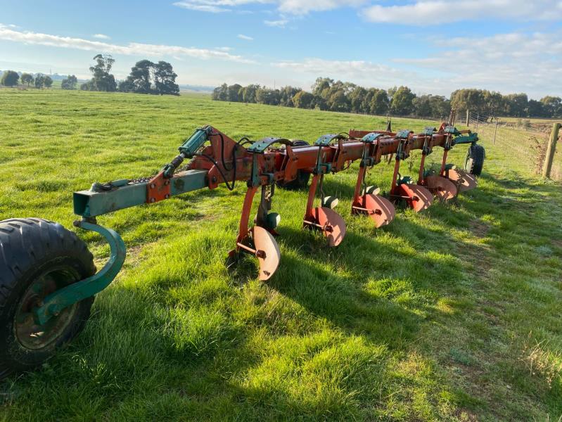 Lot 34 - Kverneland 6 Furrow One Way Plough | AuctionsPlus