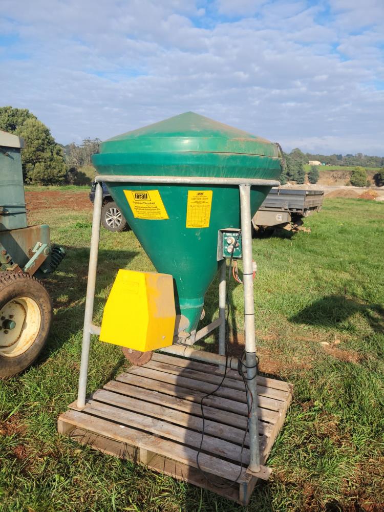 Lot 148 - Forall Fertiliser Dispenser | AuctionsPlus