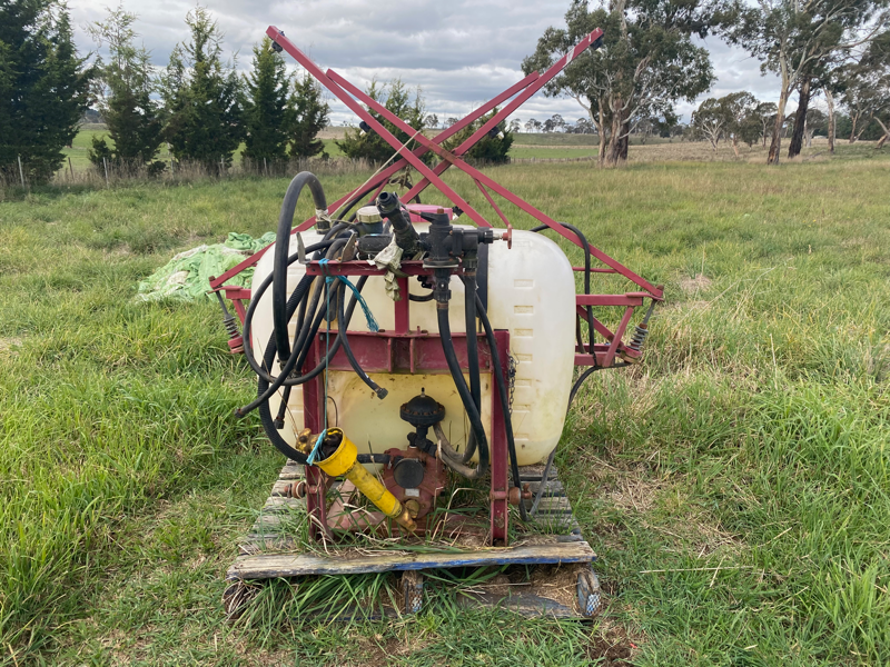 LOT 49 - Hardi 400L 3PL boom spray | AuctionsPlus