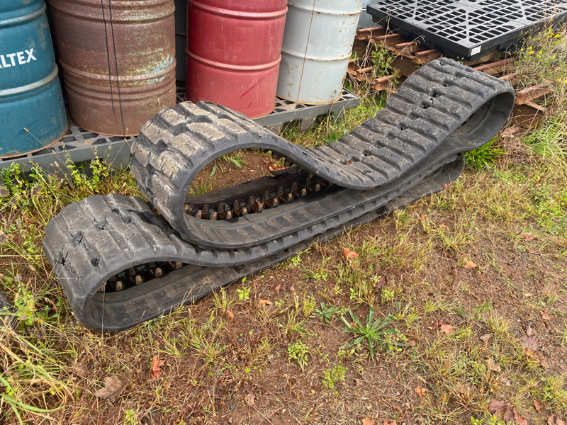 LOT 66 - 2x skid steer tracks | AuctionsPlus