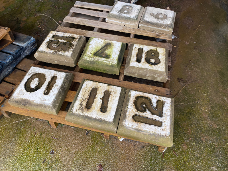 LOT 147 - 8x concrete numbers | AuctionsPlus