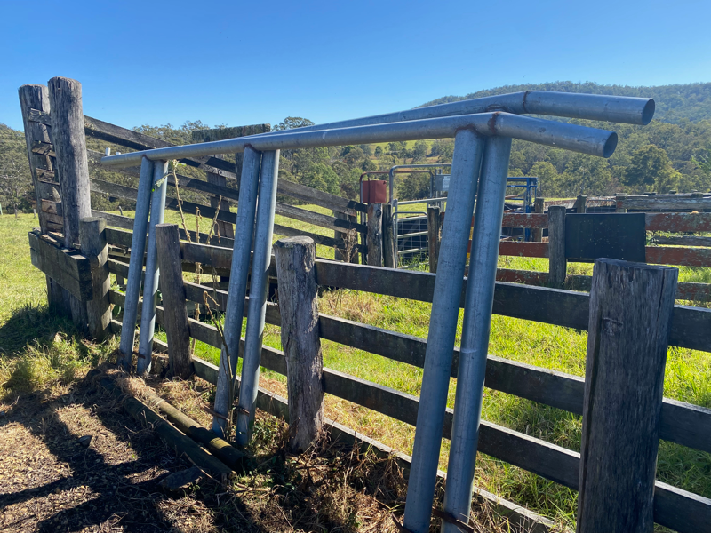 LOT 68 - Cattle crate storage rack | AuctionsPlus