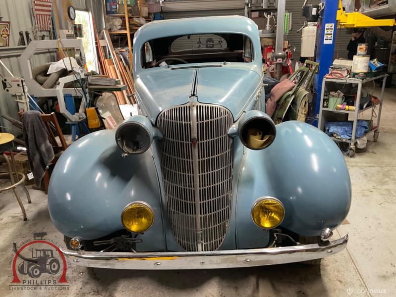 Lot 1 - 1936 Oldsmobile Sloper, flat head 6 motor, 6 wheels, complete ...