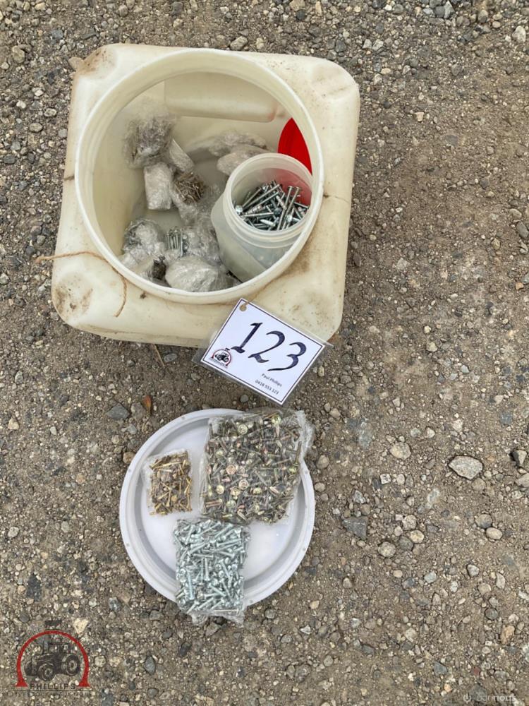 Lot 123 - Assorted furniture handles, metal | AuctionsPlus