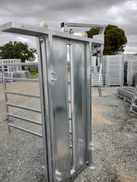 Lot 51 - Cattle Head Bail | AuctionsPlus