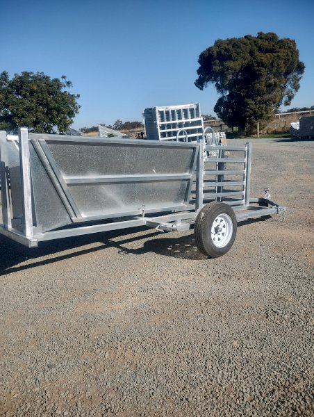 Lot 27 - New Adjustable Mobile Draft | AuctionsPlus