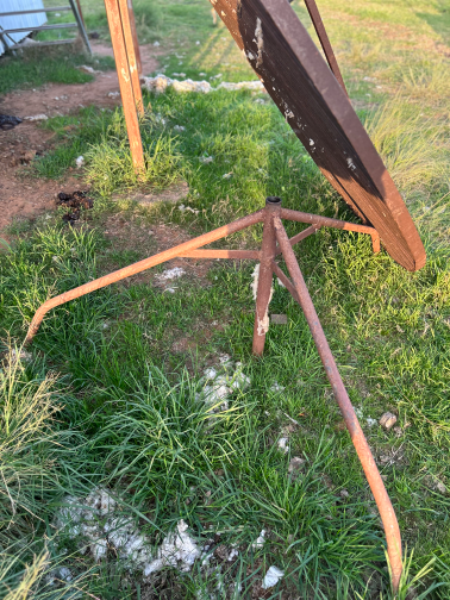 Lot 24 - Round wool Table Steel | AuctionsPlus