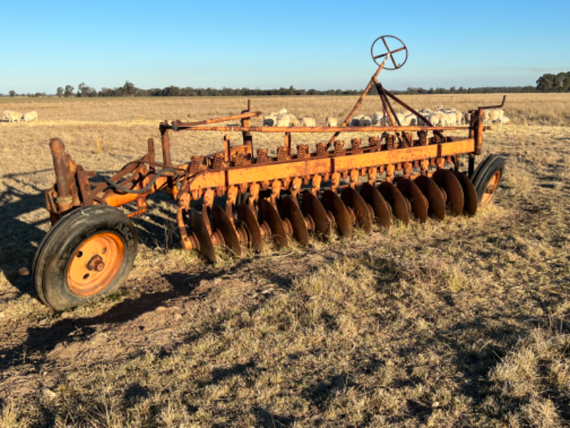 Lot 25 - One way plough | AuctionsPlus