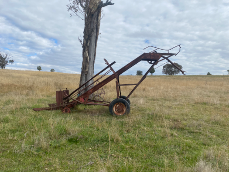 Lot 32 - International hay elevator | AuctionsPlus