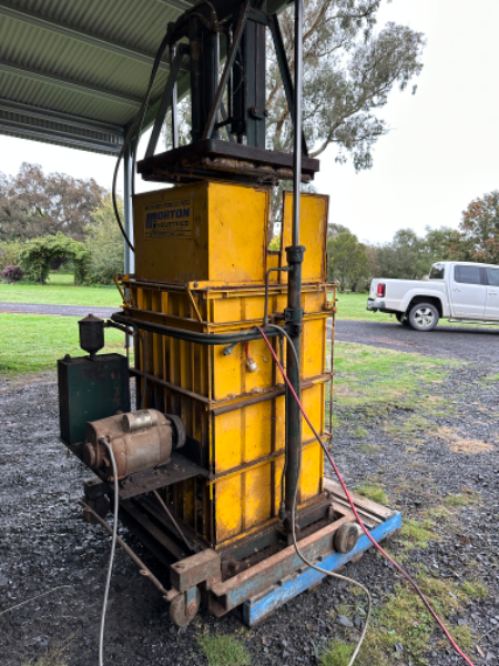 Lot 11 - Morton Baker Hydraulic Wool Press | AuctionsPlus