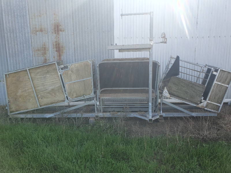 Lot 31 - Combi-clamp & monitor, 3 way draft | AuctionsPlus