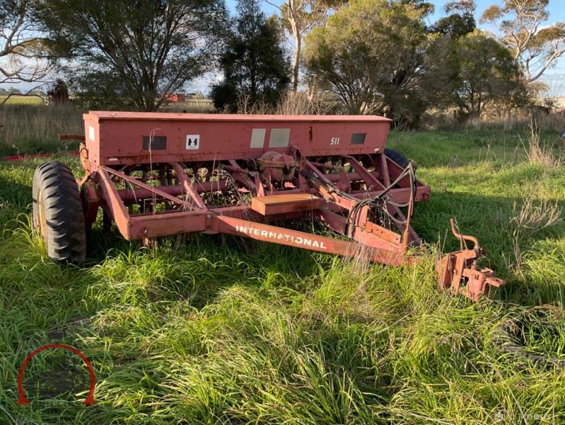 Lot 30 - International 511 seed drill | AuctionsPlus