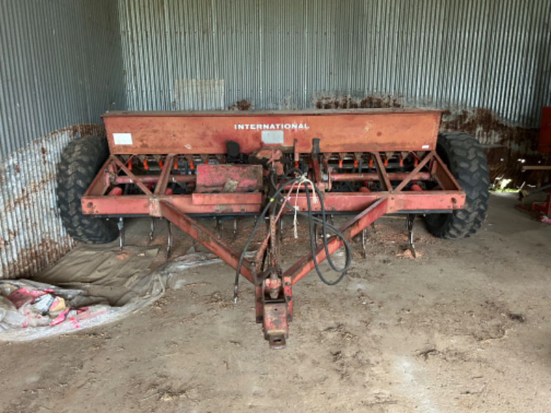 Lot 143 - International combine seeder | AuctionsPlus