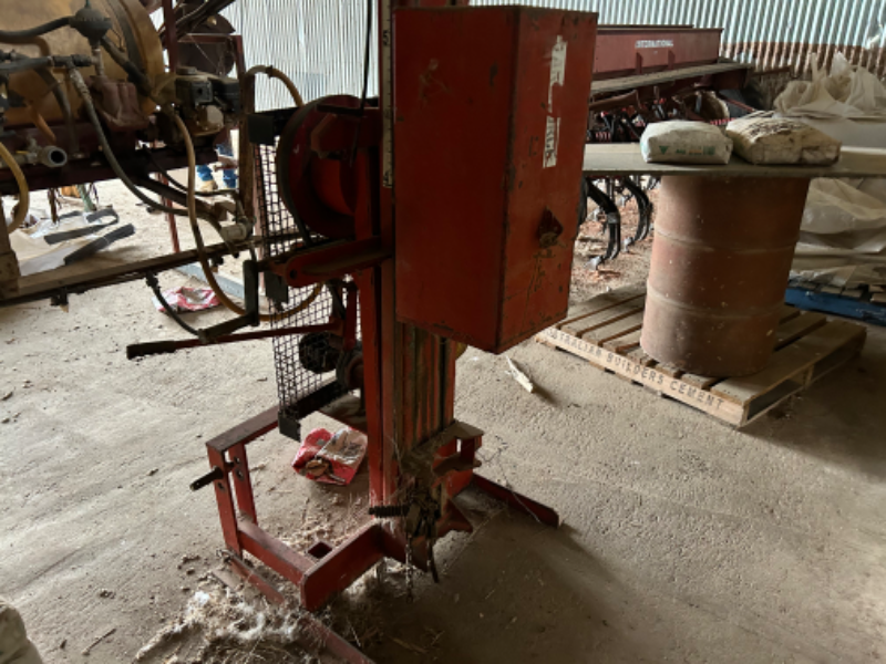 Lot 145 - Farm force post driver | AuctionsPlus