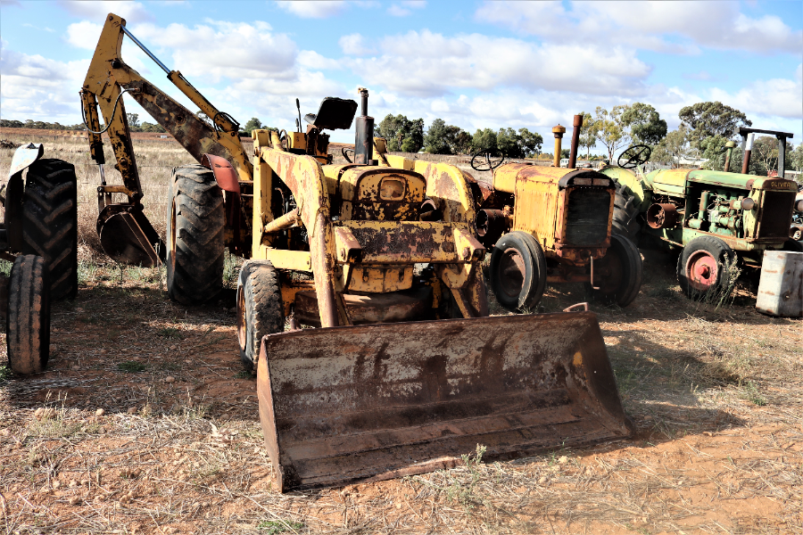 Lot 14 - John Deere 400 tractor FEL w/- rear backhoe. | AuctionsPlus