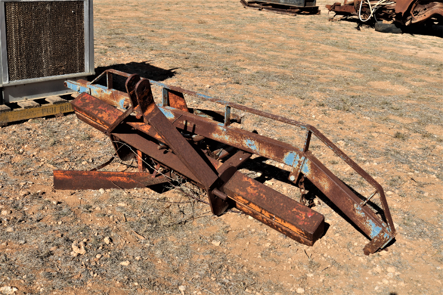 Lot 82 - Tool bar, Rear Jib, furrowing out shovel. | AuctionsPlus