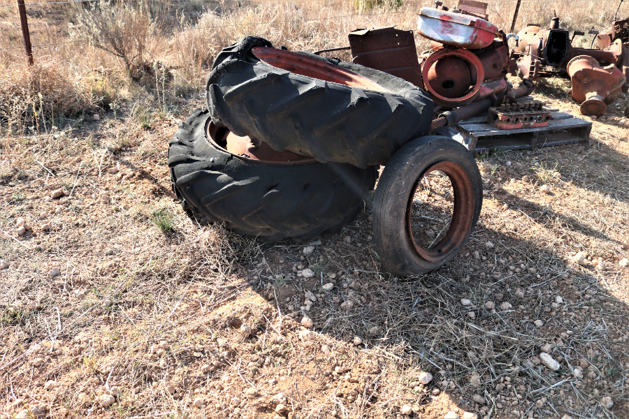 Lot 121 - Farmall rims, 3 x rear weights. | AuctionsPlus