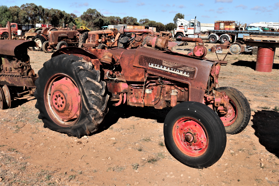 Lot 139 - International B275 tractor parts. | AuctionsPlus