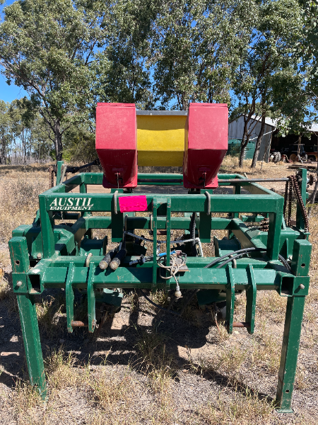 Lot 5 - Austin-Leucaena Planter | AuctionsPlus
