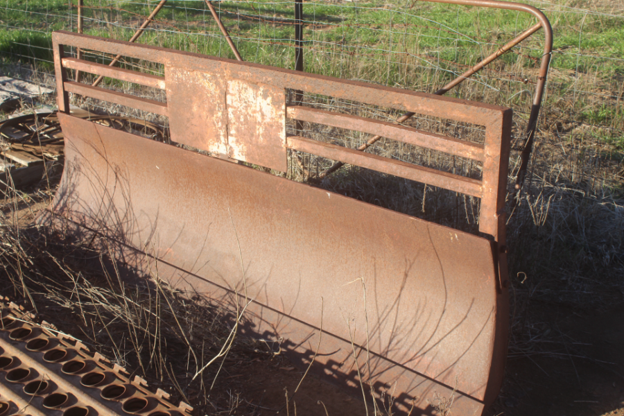 Lot 172 - 2.5m Front Tractor Blade | AuctionsPlus