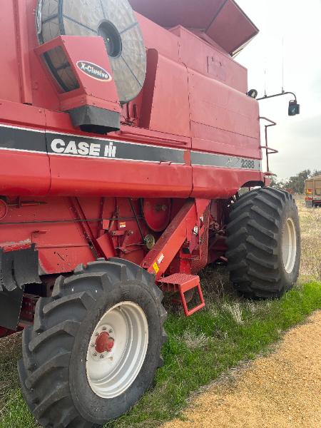 Lot 25 - 2004 Case IH 2388 header, 5401 eng hrs, 4261 rotor hrs ...