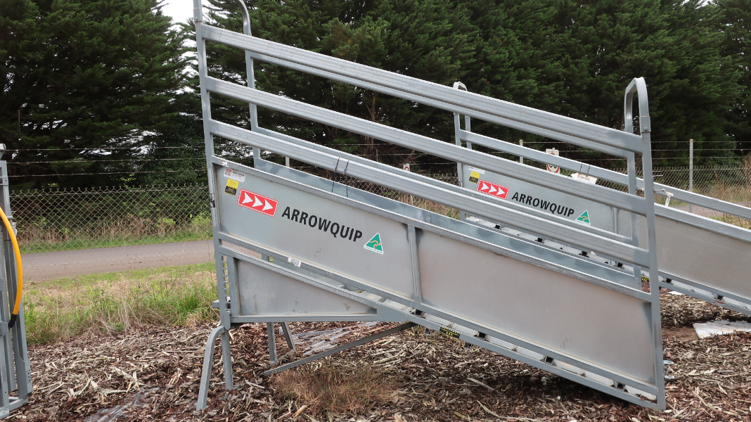 Lot 8 - Arrow Cattle Loading Ramp | AuctionsPlus