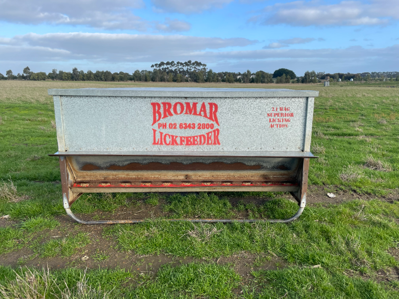 Lot 25 - Bromar Sheep Lick Feeder # 1 | AuctionsPlus