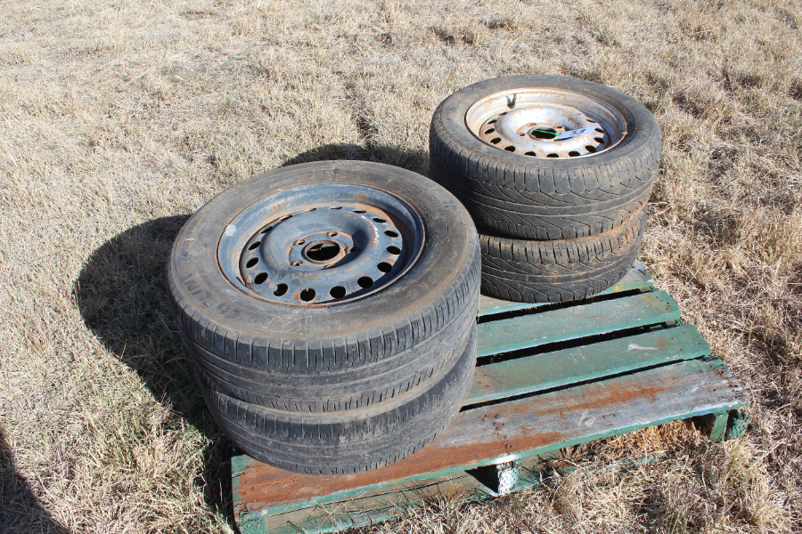 Lot 53 - Tyres & Rims Commodore | AuctionsPlus