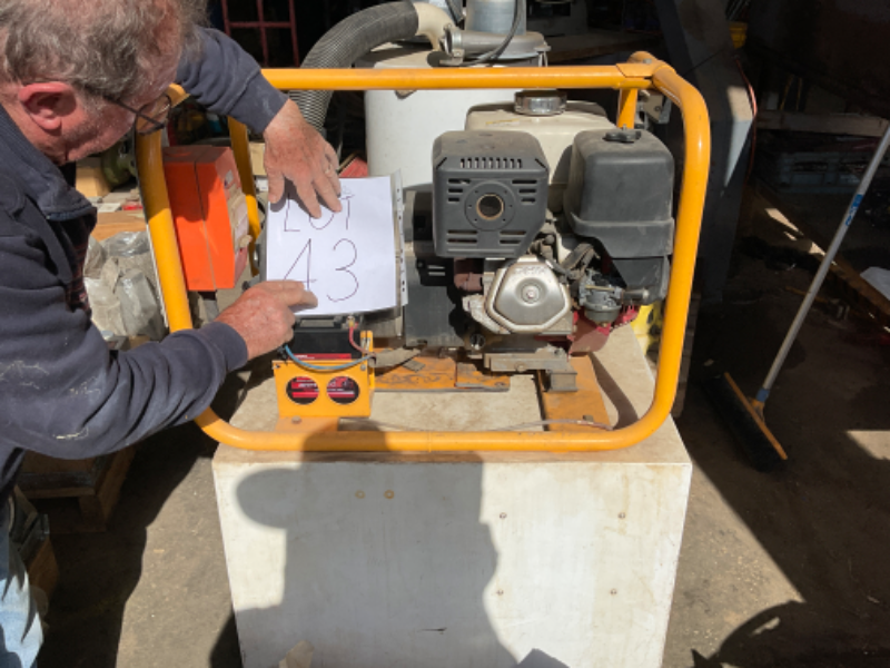 Lot 43 - Master Vacuum & Generator | AuctionsPlus