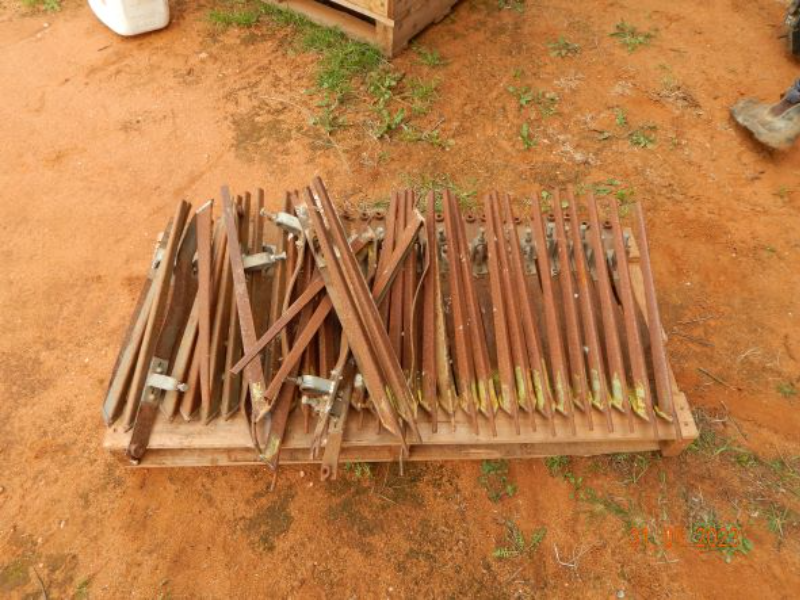 Lot 48 - Crop lifters | AuctionsPlus