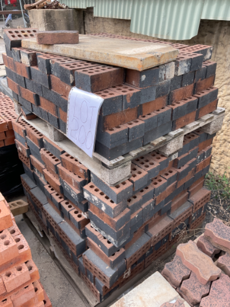 Lot 200 - Bricks | AuctionsPlus