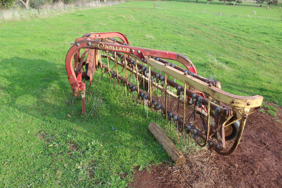 Lot 90 - New Holland 57 PTO driven hay rake | AuctionsPlus