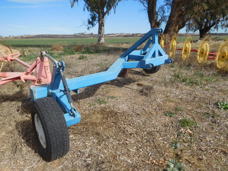 Lot 48 - 3 point linkage dual hay rake hitch | AuctionsPlus
