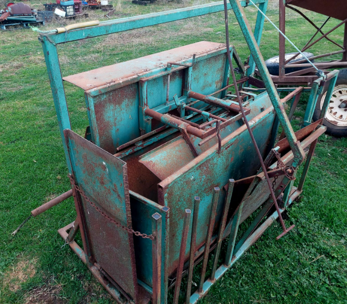 Lot 117 - Hamilton Sheep Handler | AuctionsPlus