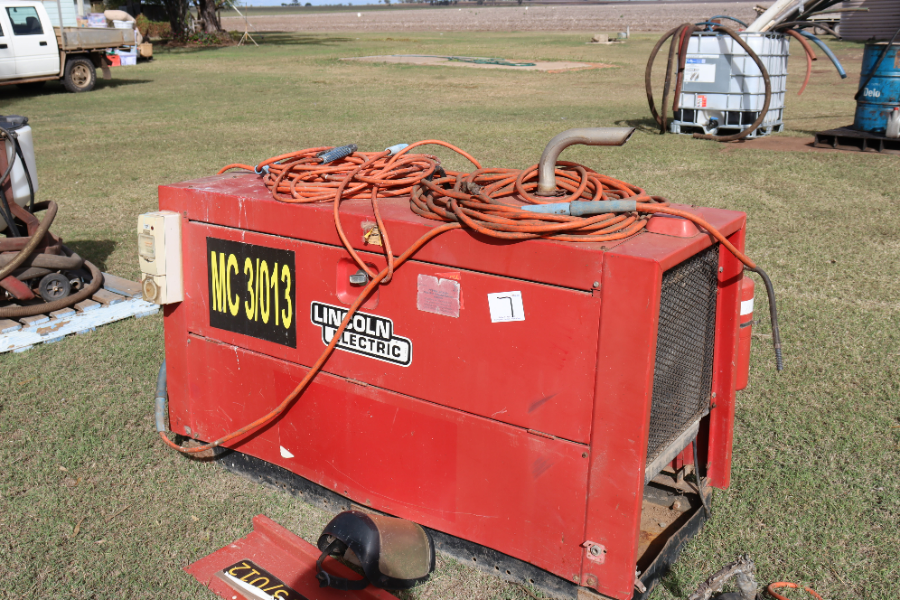 Lot 7 - Lincoln 400 AS-50 Deisel Perkins 3 cylinder motor generator ...
