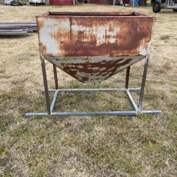 Lot 42 - Sheep Feeder | AuctionsPlus