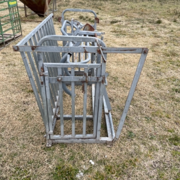 Lot 38 - Arrow Farmquip Sheep Handler | AuctionsPlus