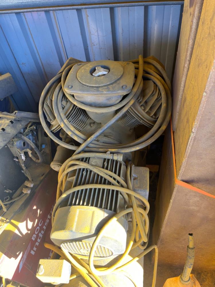 Lot 9 - 3 faise mobile compressor | AuctionsPlus