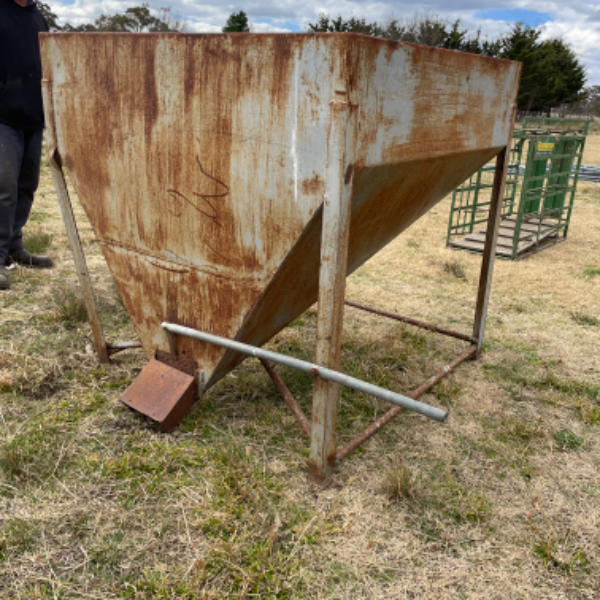 Lot 43 - Sheep Feeder | AuctionsPlus