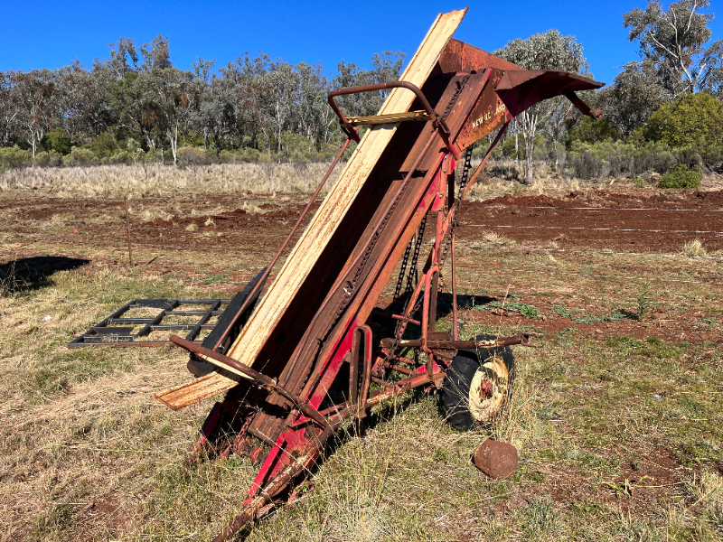 LOT 68 - New Holland Bale Loader | AuctionsPlus