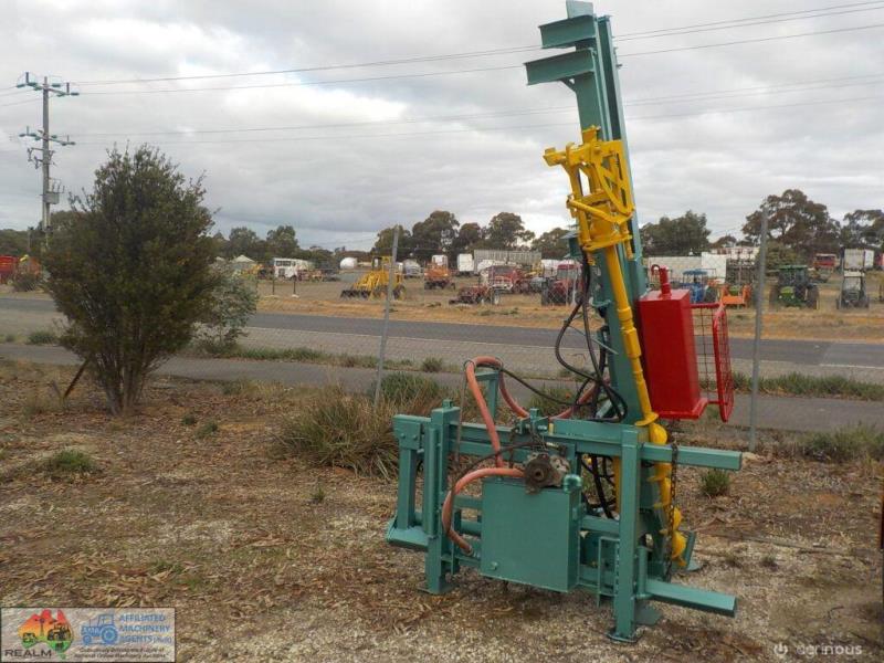 Lot 11 - Munro Post Driver Telesett with Power Pack | AuctionsPlus
