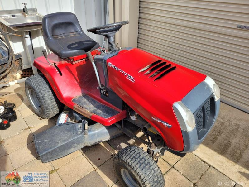 Lot 105 - Murray Sentinel Ride-on Mower | AuctionsPlus
