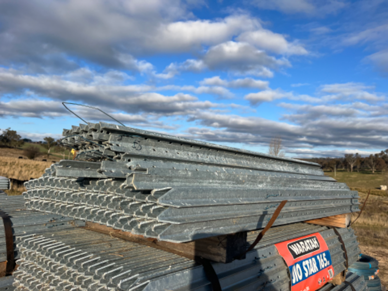 Lot 73 - 140 Jio Star Posts | AuctionsPlus