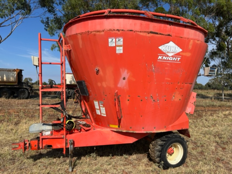 Lot 10 - KUHN KNIGHT 5143 MIXER | AuctionsPlus