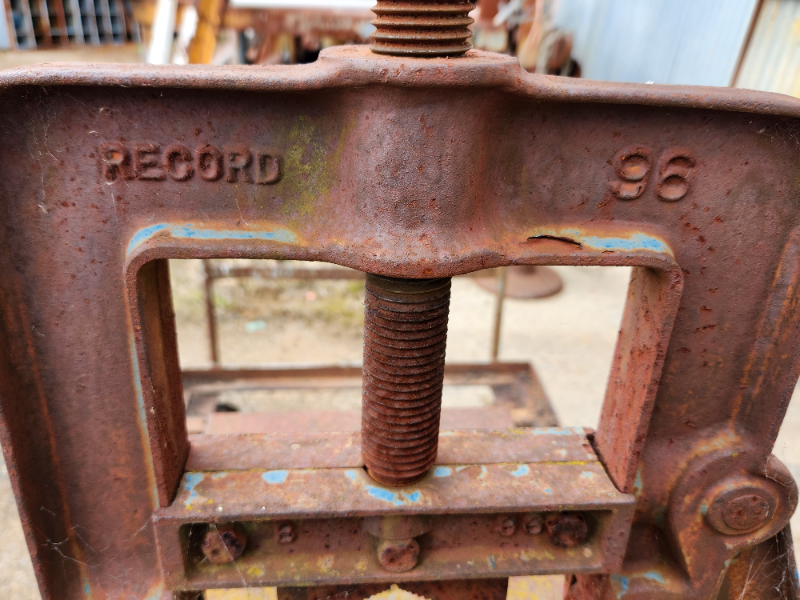 Lot 256 - Record Pipe vice with trolley | AuctionsPlus