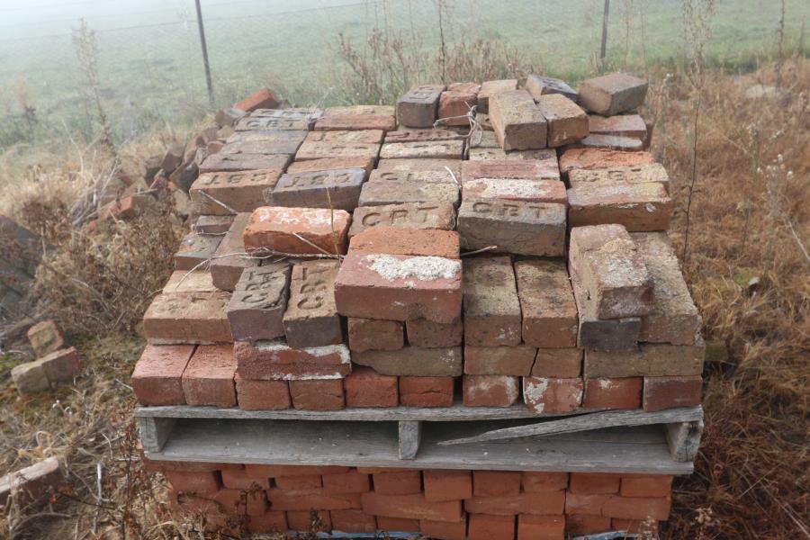 Lot 121 - Quantity of Old Bricks | AuctionsPlus